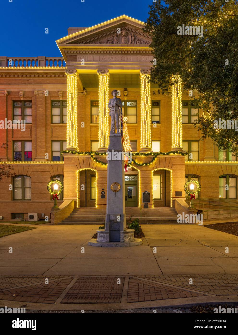 Confederate soldier statue at the entrance to the Williamson County ...