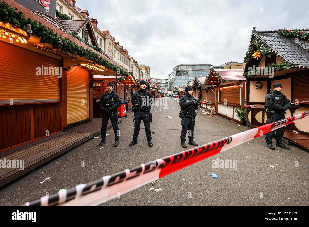 Magdeburger Weihnachtsmarkt am Tag nach dem Anschlag. *** Magdeburg Christmas market the day ...
