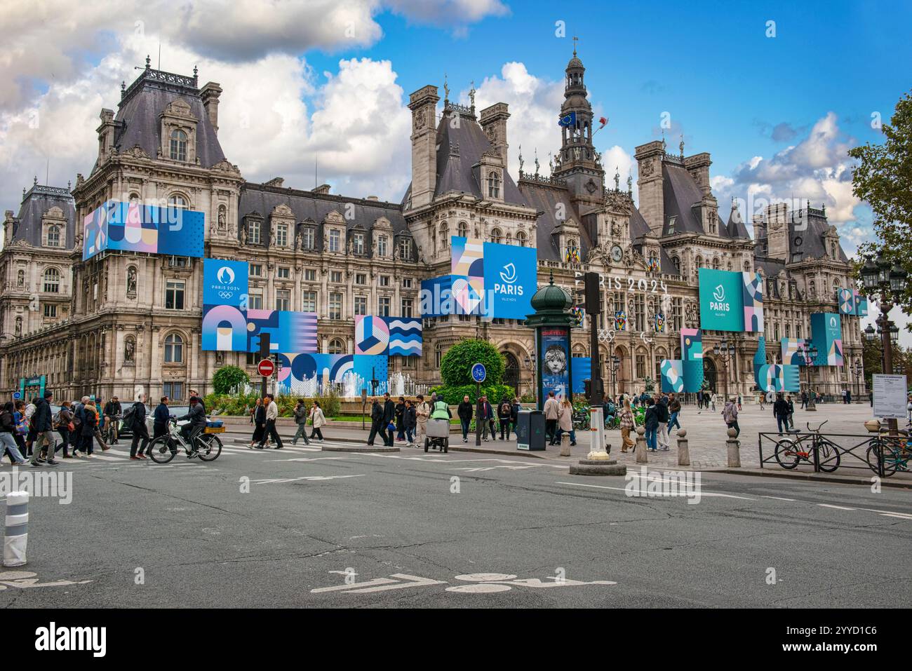 The Hotel de Ville government building seen from the Rue de Rivoli in ...