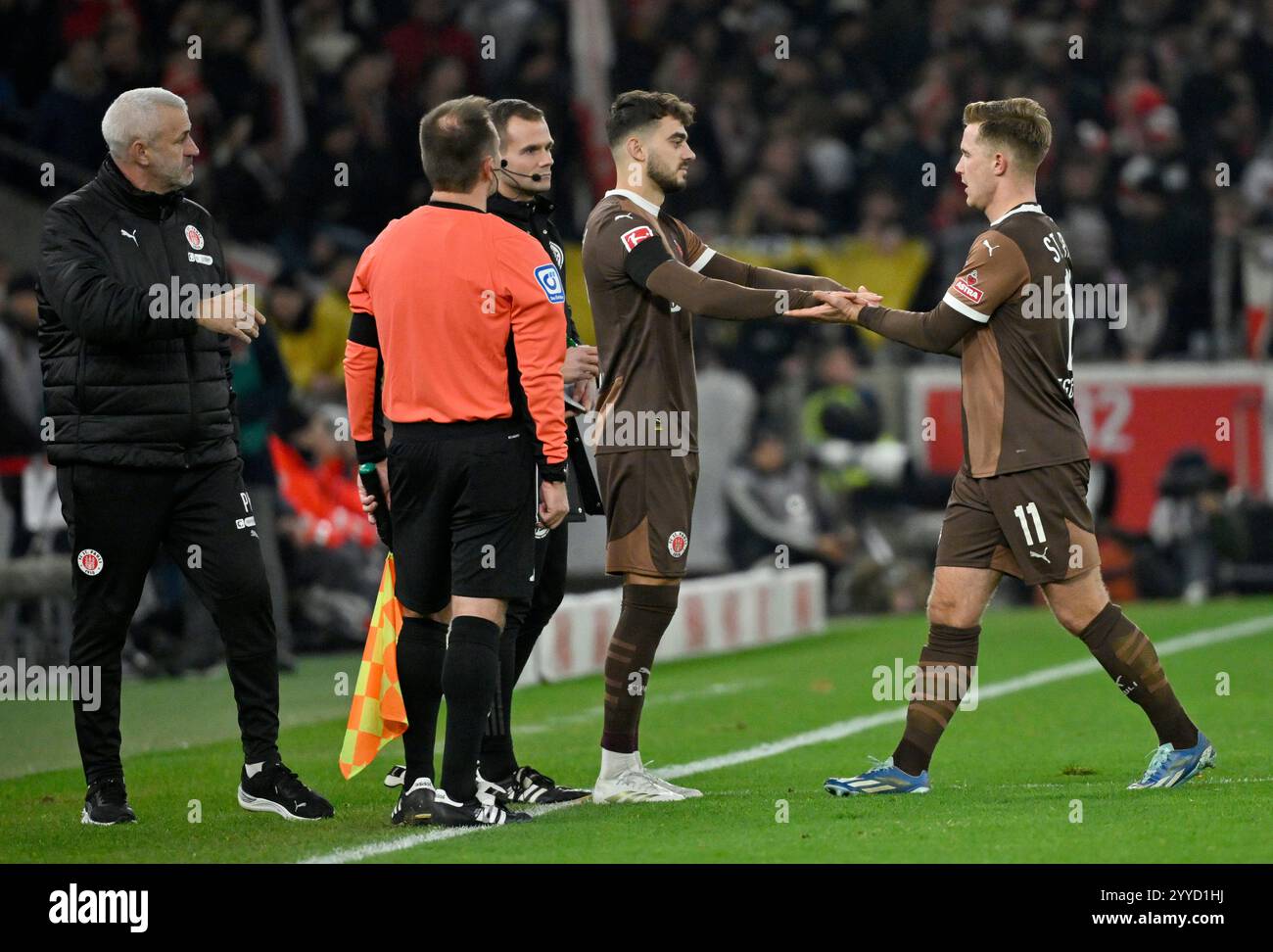 Wechsel Auswechslung Einwechslung Danel Sinani FC St. Pauli (10) kommt ...