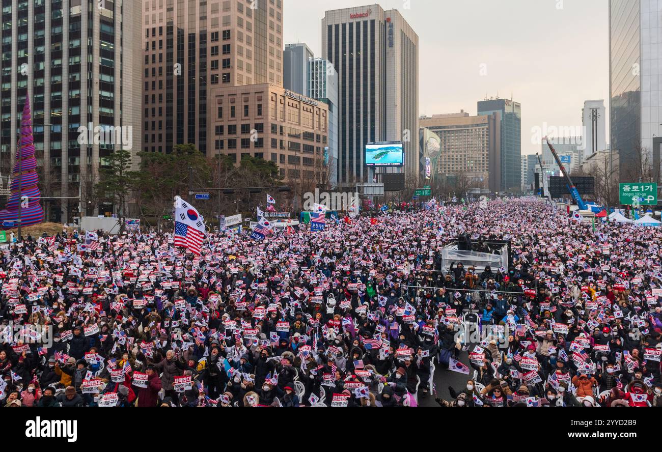 Conservative Protesters take part in a rally in support of South Korea ...