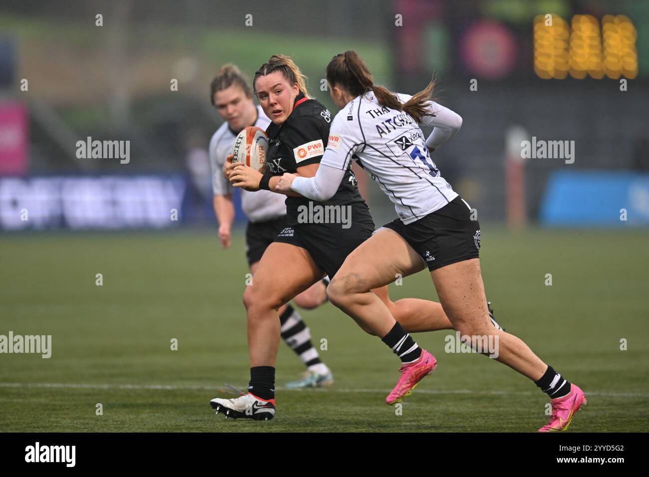 Kelsey Clifford of Saracens Women drives forward with the ball during ...