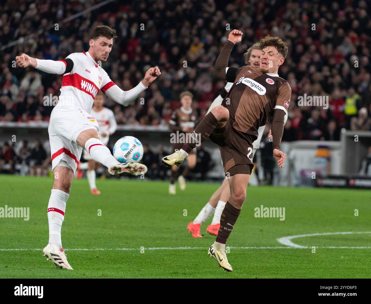 v.li. Pascal Stenzel (VfB Stuttgart, #15), Philipp Treu (FC St. Pauli ...