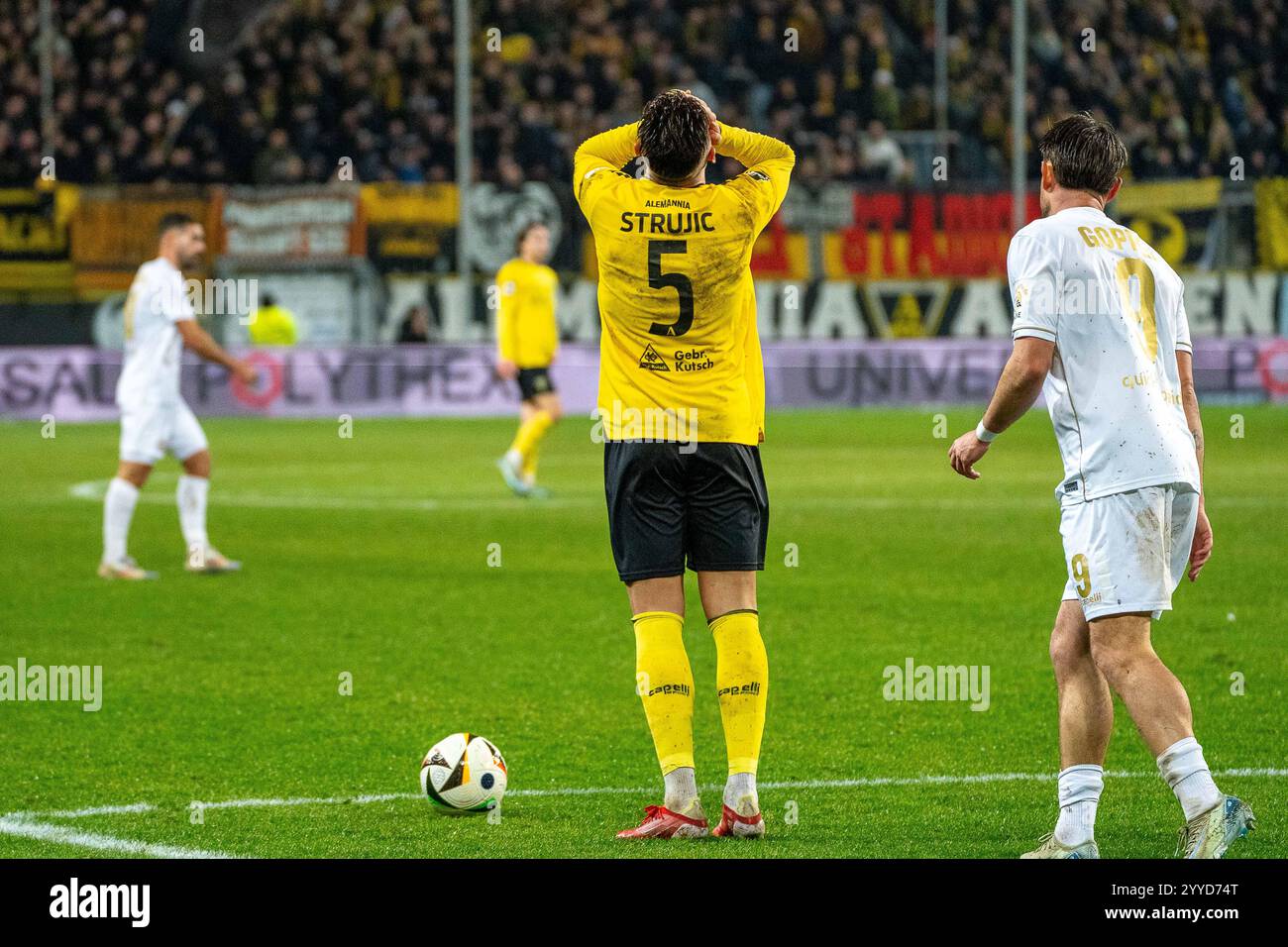 Sasa Strujic (Alemannia Aachen, #05) ärgert sich über seine Abseitsposition TSV Alemannia Aachen ...