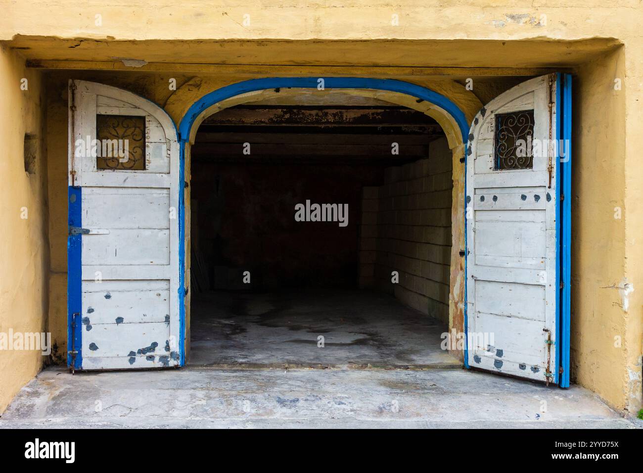 Vintage garage interior hi-res stock photography and images - Alamy
