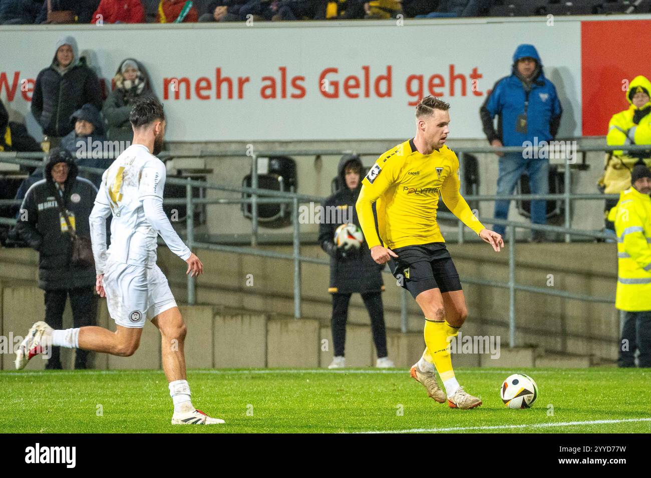 Am Ball Thilo Töpken (Alemannia Aachen, #24) TSV Alemannia Aachen vs. SV Wehen Wiesbaden ...