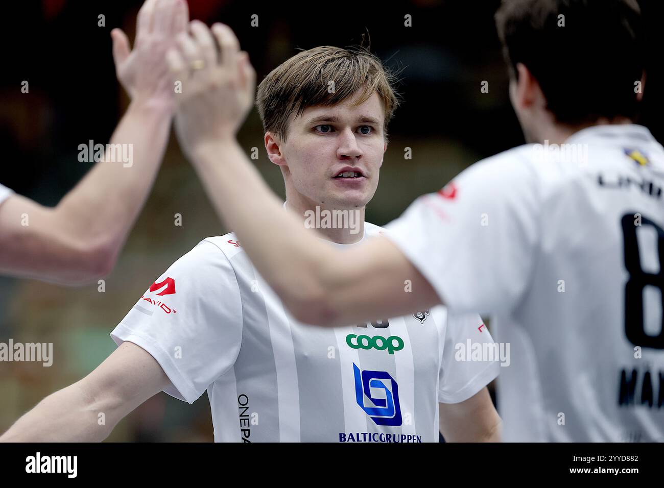 241221 Dalens Alexander Hedlund jublar under innebandymatchen i ...