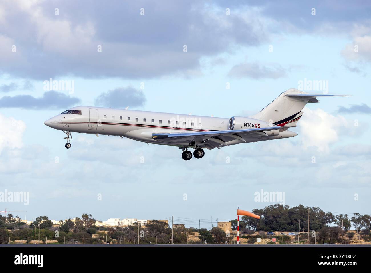 NetJets Bombardier Global 6000 (BD-700-1A10) (REG: N148QS) on finals ...