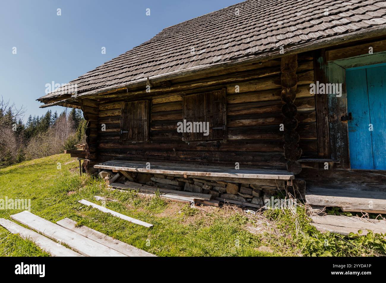 Hillside log cabin hi-res stock photography and images - Alamy