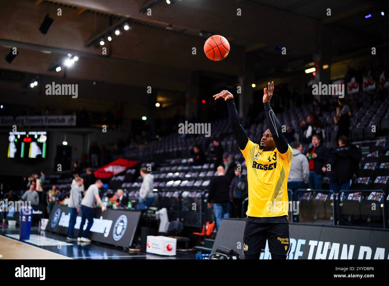 Hamburg, Deutschland. 21st Dec, 2024. Yorman Polas Bartolo (MHP Riesen Ludwigsburg, #13) beim ...
