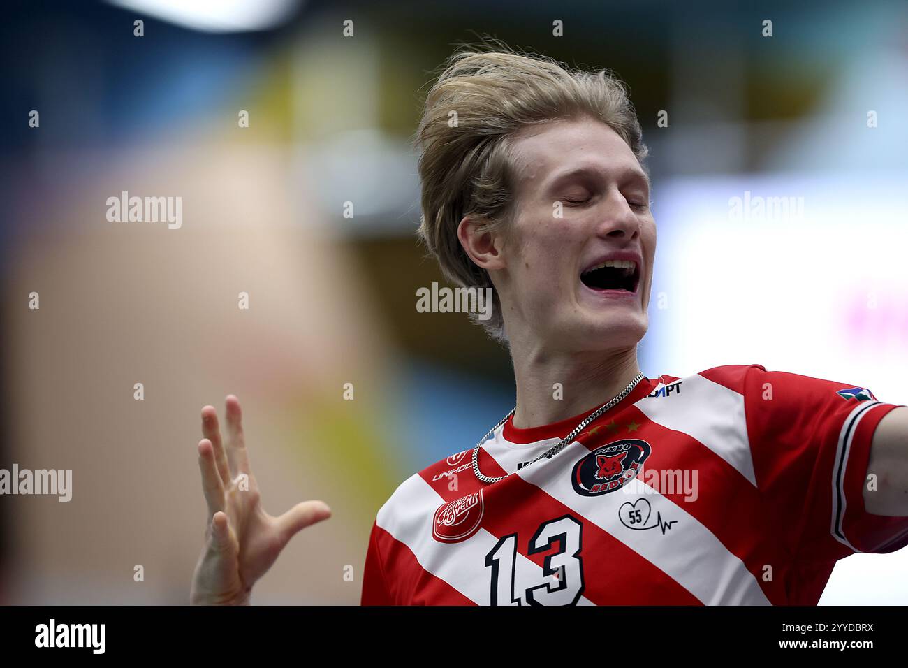 241221 Pixbos Arvid Äse jublar under innebandymatchen i herrarnas SSL ...