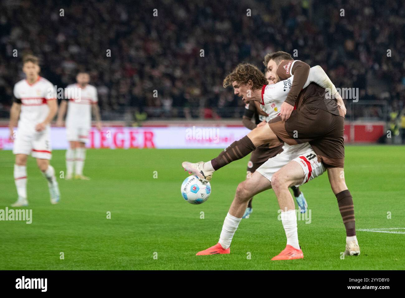 Stuttgart, Deutschland. 21st Dec, 2024. v. li. im Zweikampf Nick Woltemade (VfB Stuttgart, #11 ...