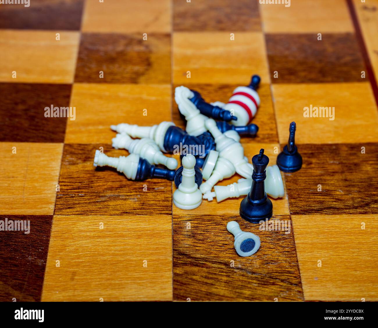 King toppled queen chess pieces hi-res stock photography and images - Alamy