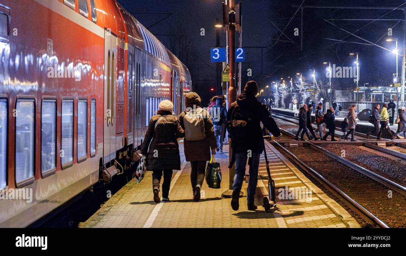 Bargteheide, Germany. 13th Dec, 2024. Rail travelers leave the regional ...