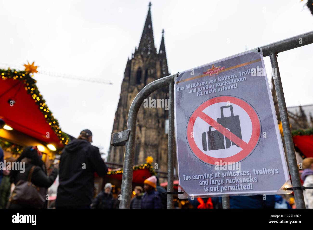 Sicherheitsmaßnahmen am Weihnachstmarkt auf dem Roncalliplatz in Köln ...