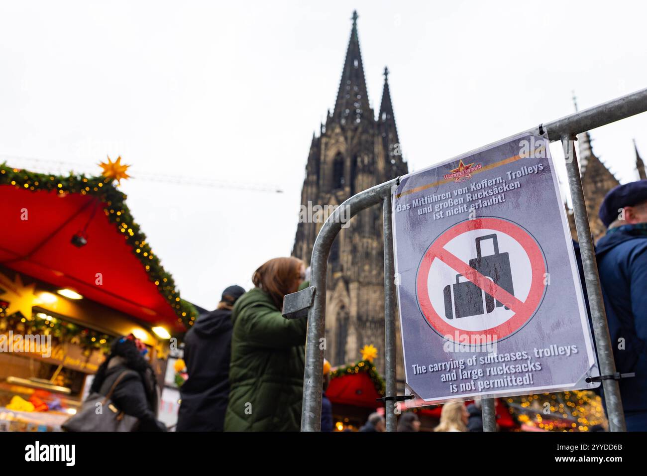 Sicherheitsmaßnahmen am Weihnachstmarkt auf dem Roncalliplatz in Köln ...