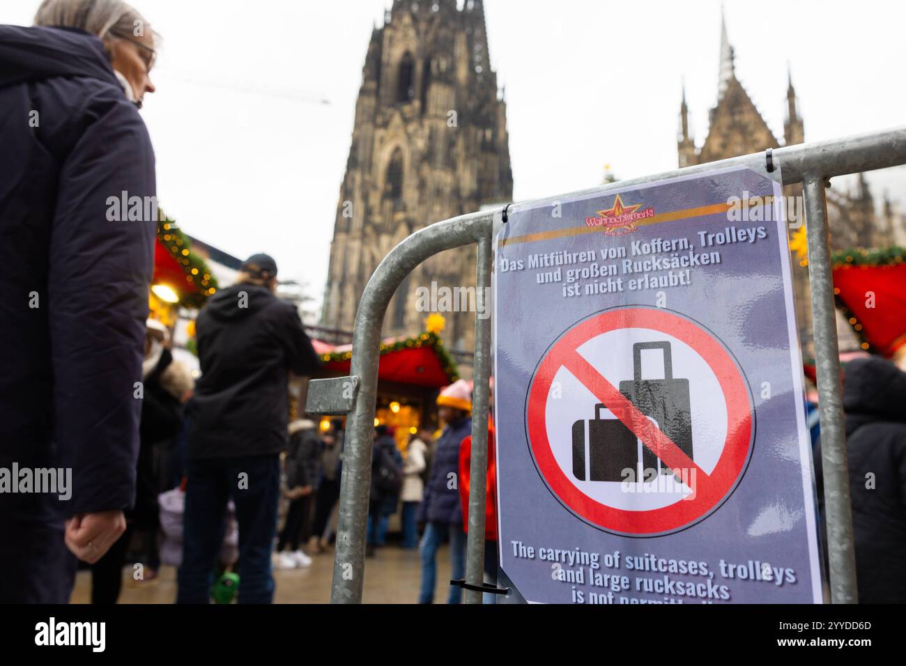 Sicherheitsmaßnahmen am Weihnachstmarkt auf dem Roncalliplatz in Köln ...
