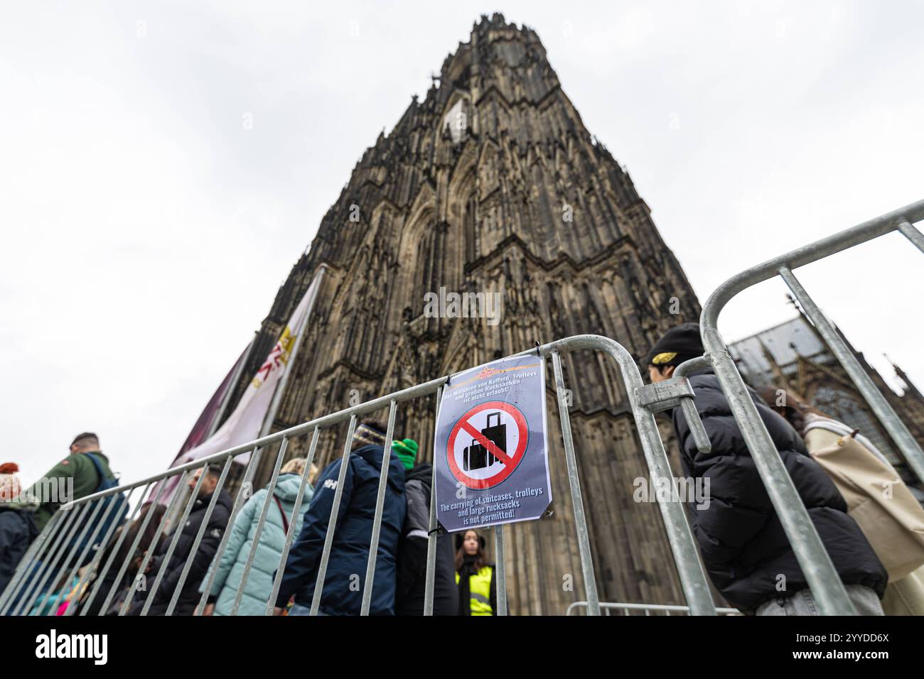 Sicherheitsmaßnahmen am Weihnachstmarkt auf dem Roncalliplatz in Köln ...