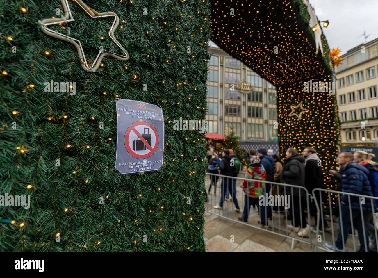 Sicherheitsmaßnahmen am Weihnachstmarkt auf dem Roncalliplatz in Köln ...