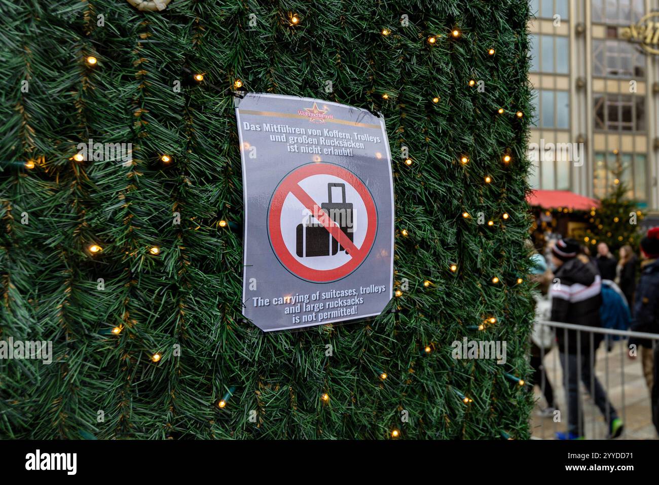 Sicherheitsmaßnahmen am Weihnachstmarkt auf dem Roncalliplatz in Köln ...