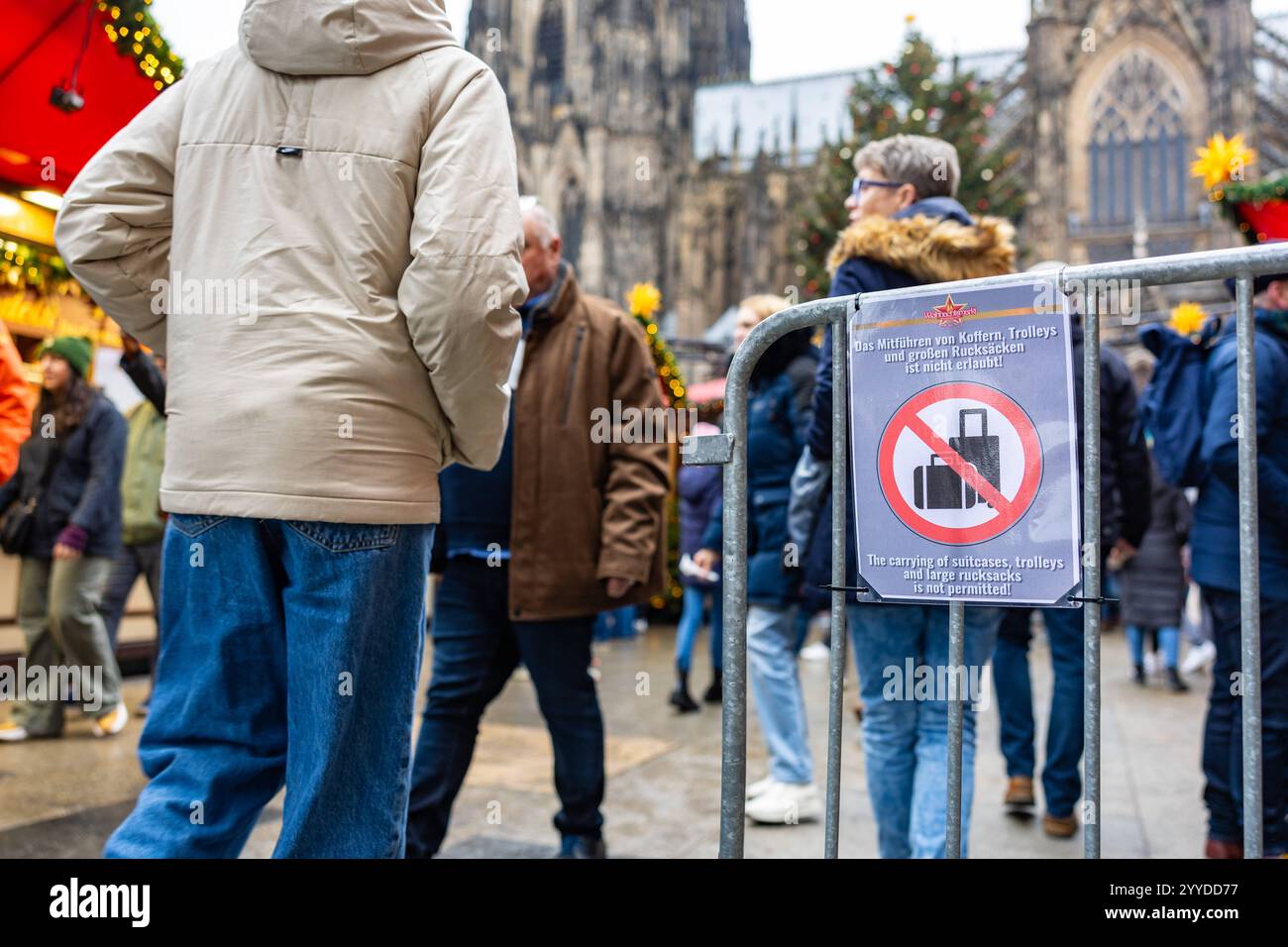 Sicherheitsmaßnahmen am Weihnachstmarkt auf dem Roncalliplatz in Köln ...