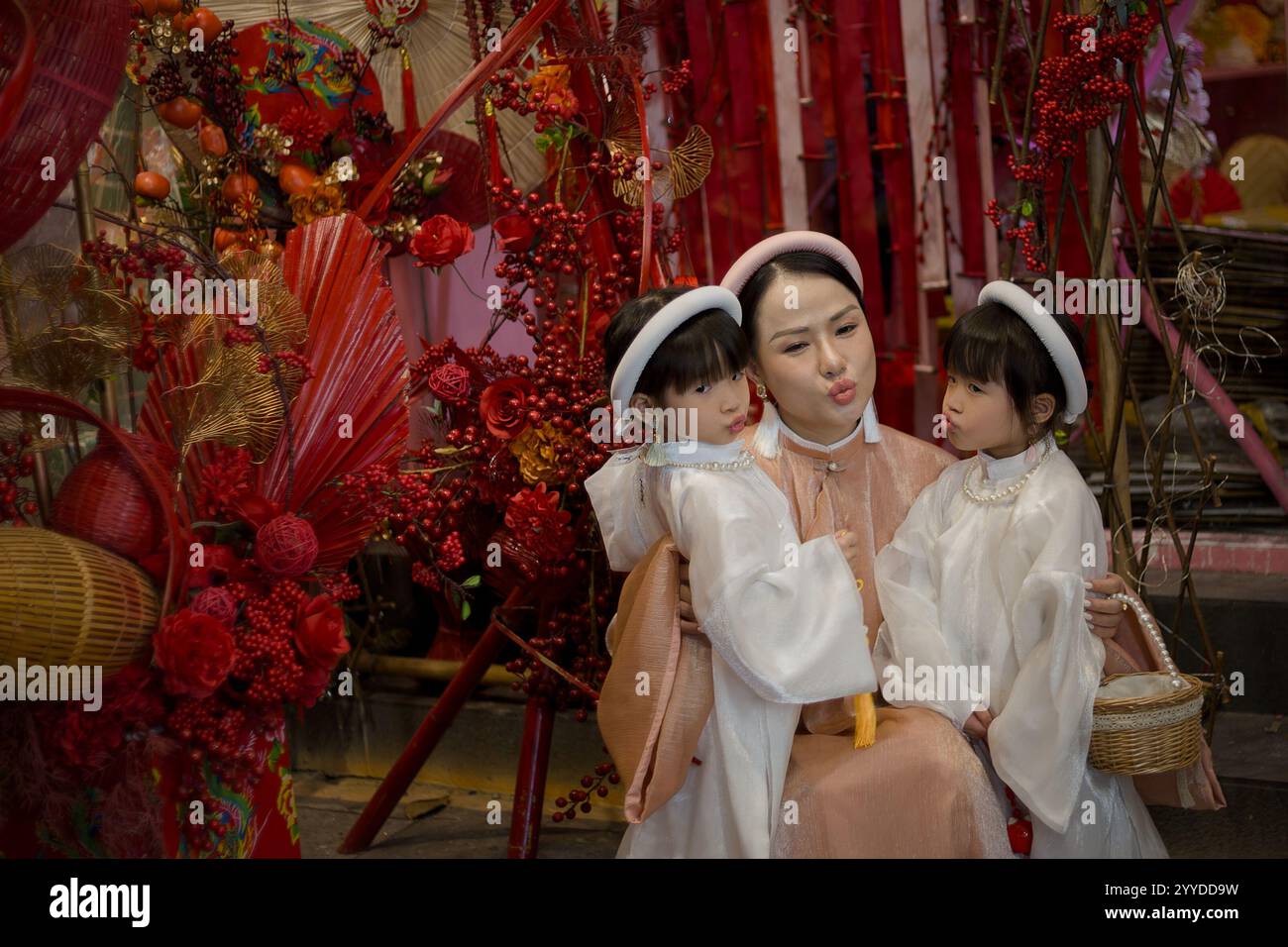 Asian girls on holiday hi-res stock photography and images - Alamy