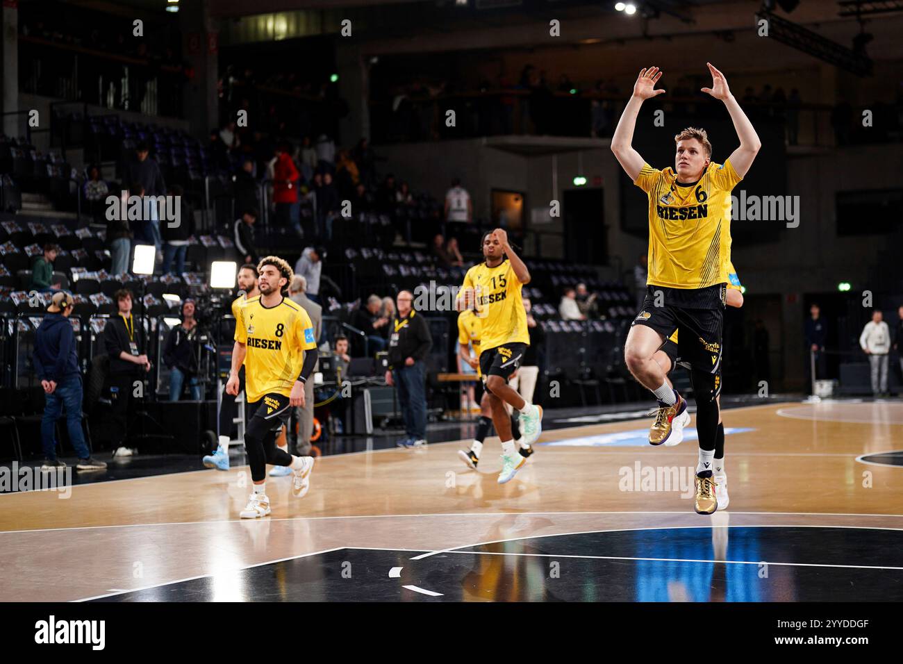 Hamburg, Deutschland. 21st Dec, 2024. Die Riesen beim Aufwaermen, Warm Up vor Spielbeginn ...