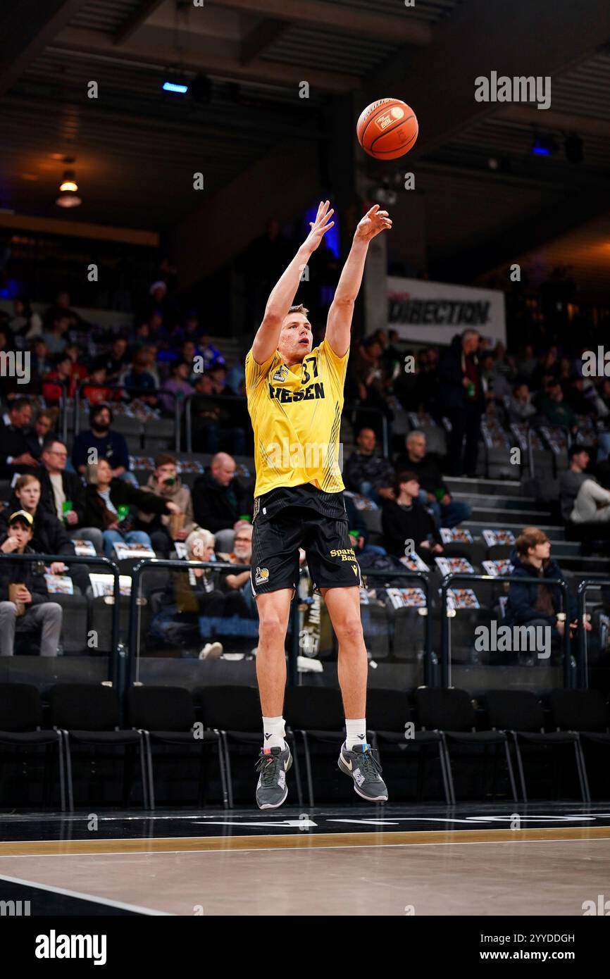 Hamburg, Deutschland. 21st Dec, 2024. Julis Baumer (MHP Riesen Ludwigsburg, #37) beim Aufwaermen ...