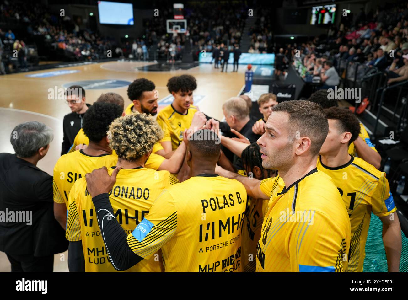 Hamburg, Deutschland. 21st Dec, 2024. die Riesen beim Huddle vor Spielbeginn, GER, Veolia Towers ...