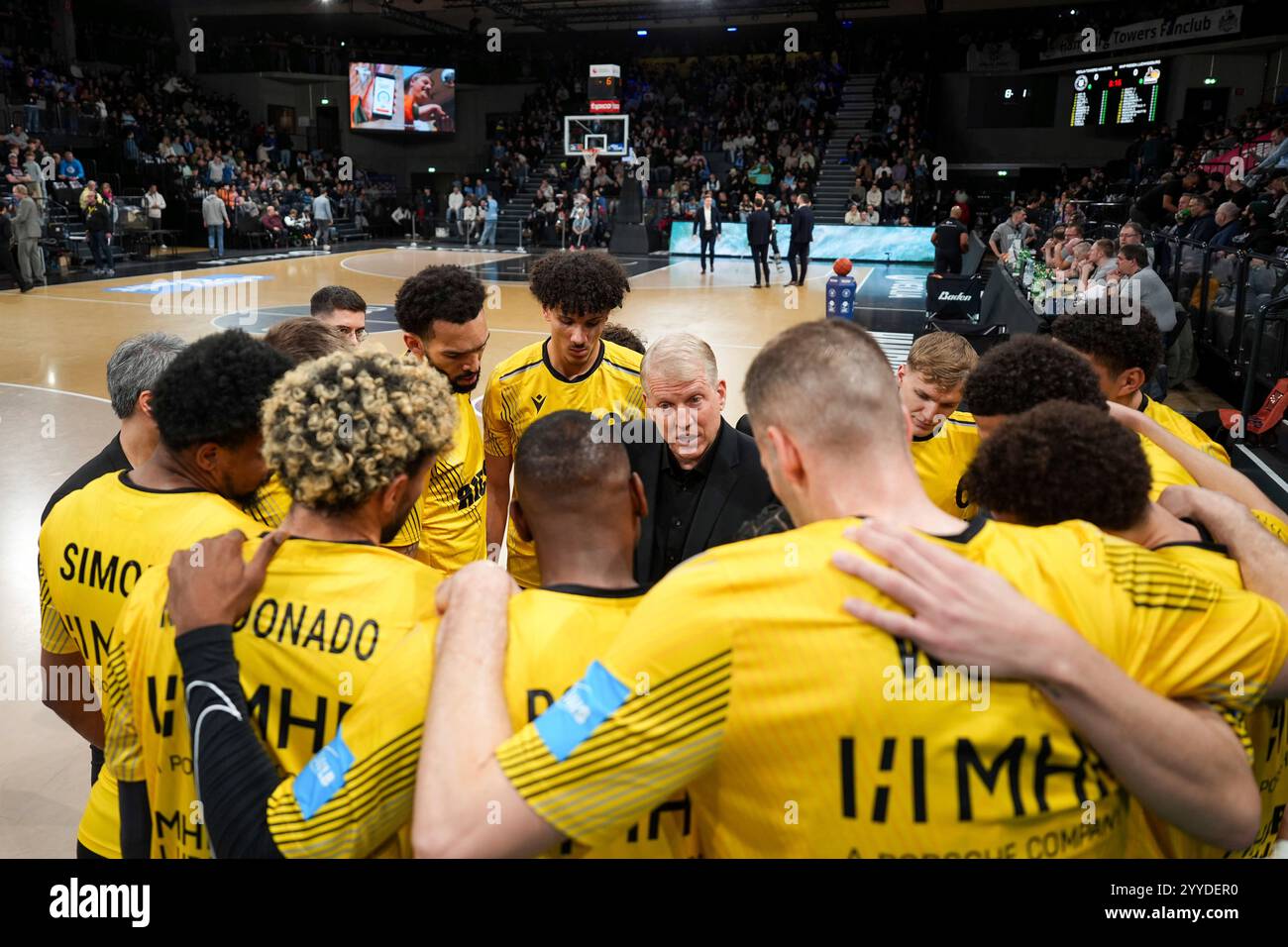 Hamburg, Deutschland. 21st Dec, 2024. John Patrick (MHP Riesen Ludwigsburg, Trainer) bei der ...