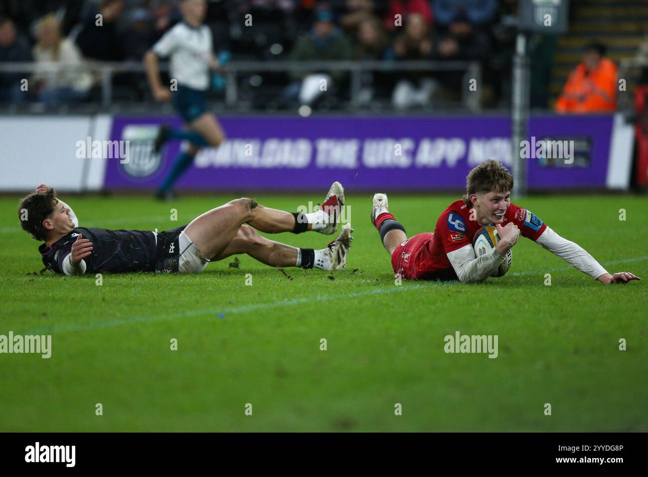 Swansea, UK. 21 December, 2024. Ellis Mee of Scarlets scores a try ...