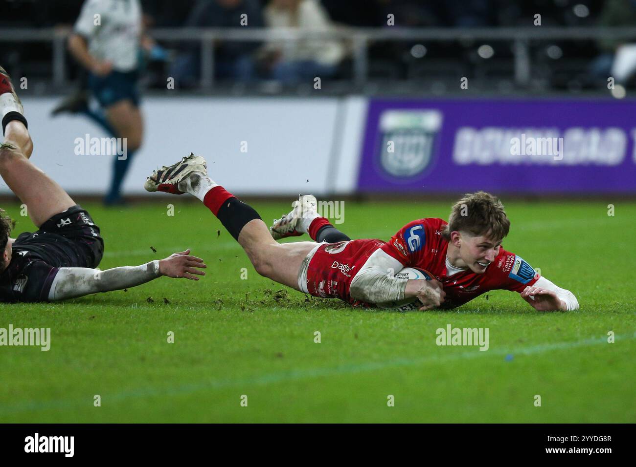 Swansea, UK. 21 December, 2024. Ellis Mee of Scarlets scores a try ...