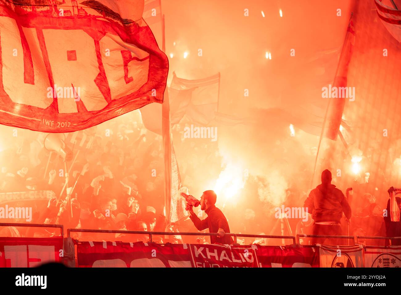 Leverkusen, Deutschland. 21st Dec, 2024. Pyro, Pyrotechnik, Rauchtöpfe ...