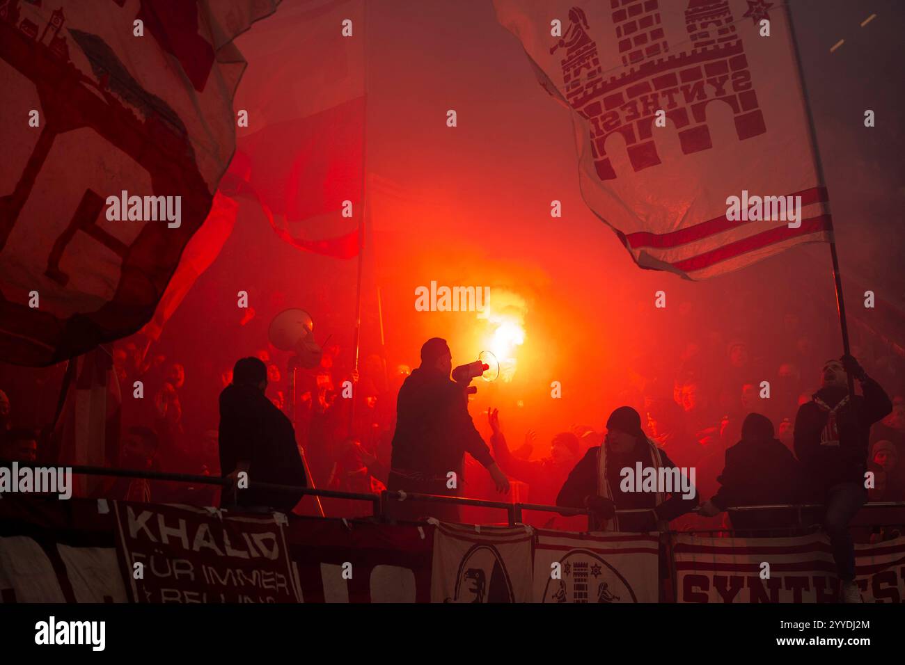 Leverkusen, Deutschland. 21st Dec, 2024. Pyro, Pyrotechnik, Rauchtöpfe, Bengalos im Gästeblock ...