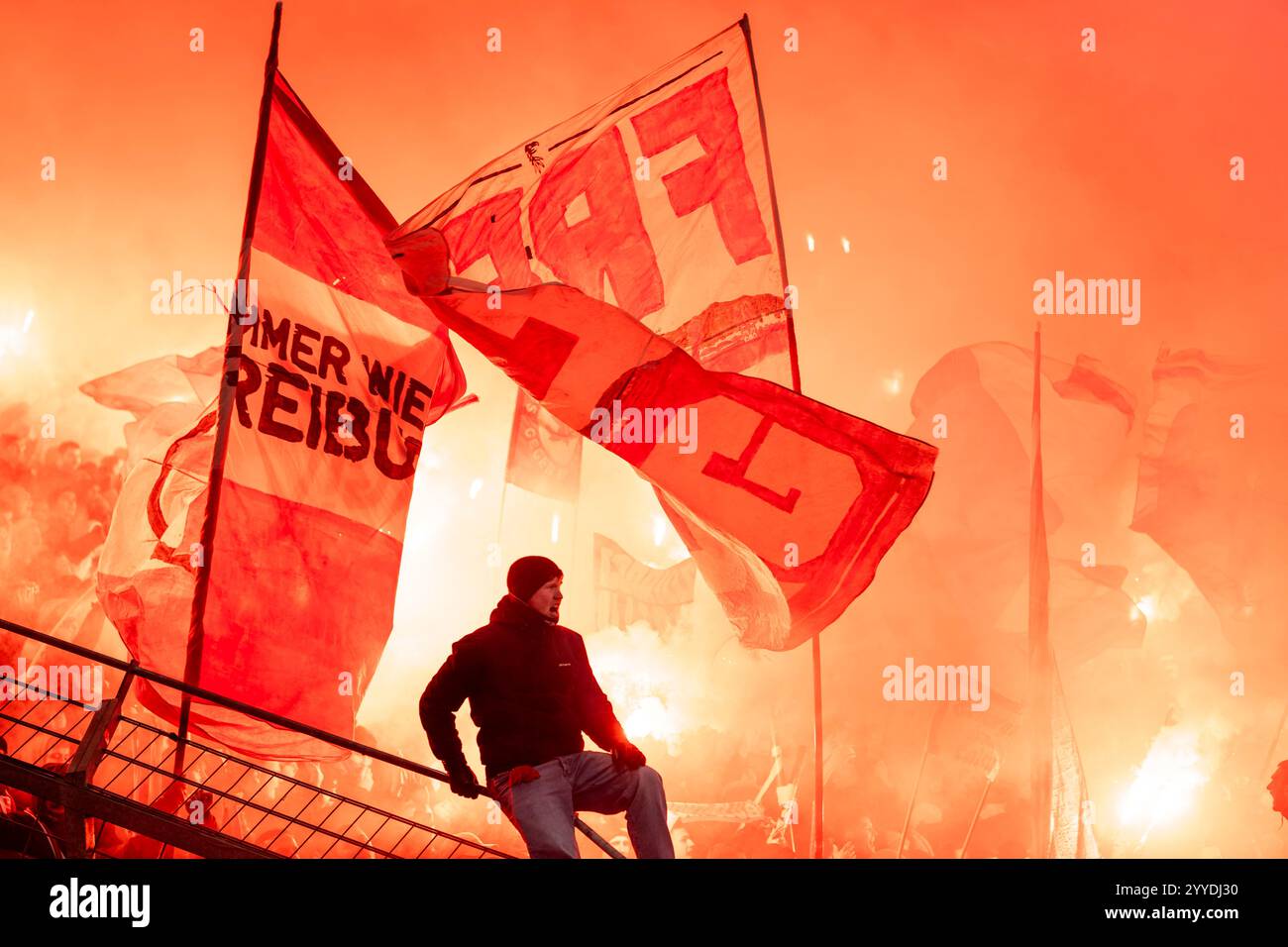 Leverkusen, Deutschland. 21st Dec, 2024. Pyro, Pyrotechnik, Rauchtöpfe ...