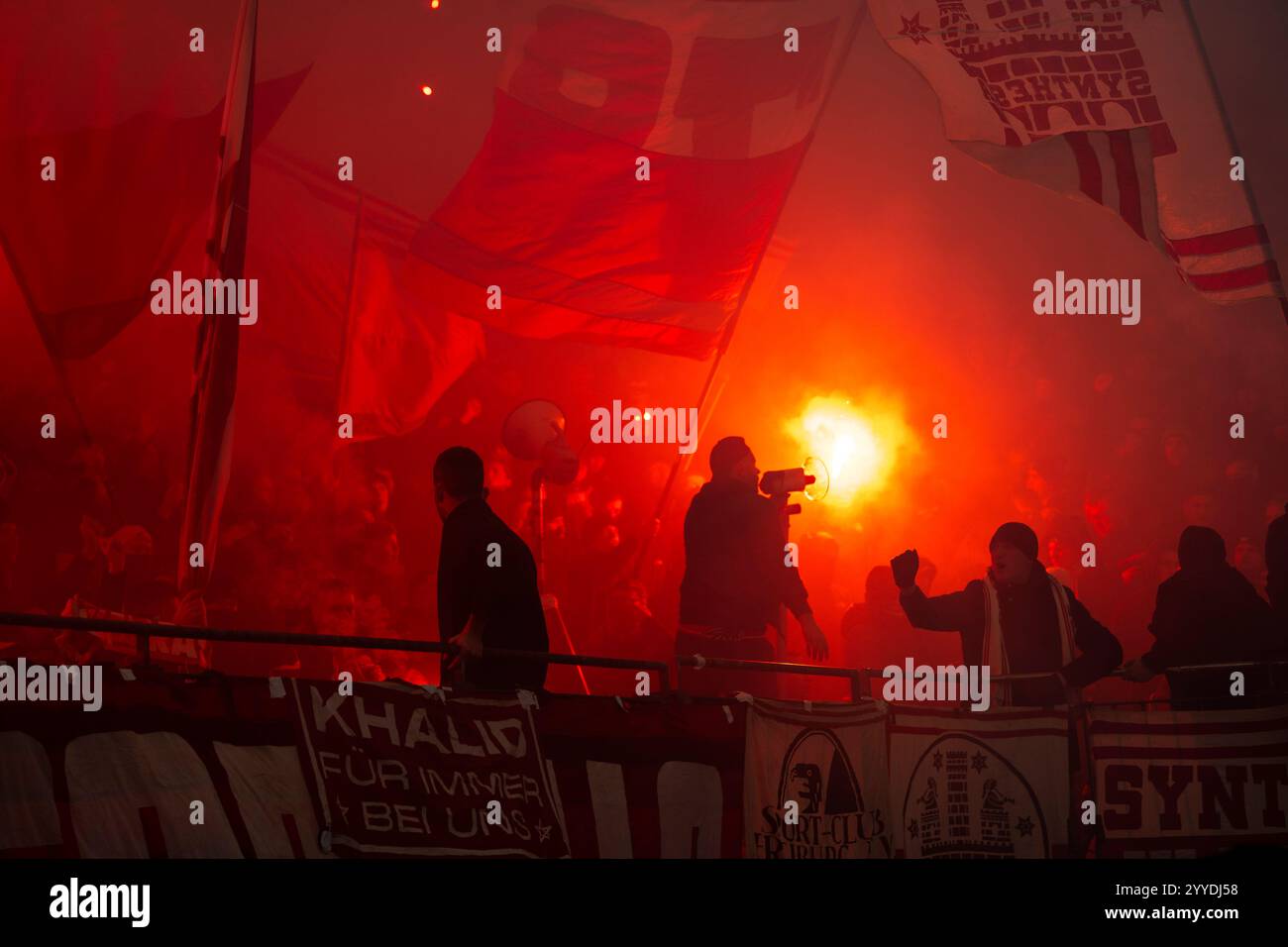 Leverkusen, Deutschland. 21st Dec, 2024. Pyro, Pyrotechnik, Rauchtöpfe ...