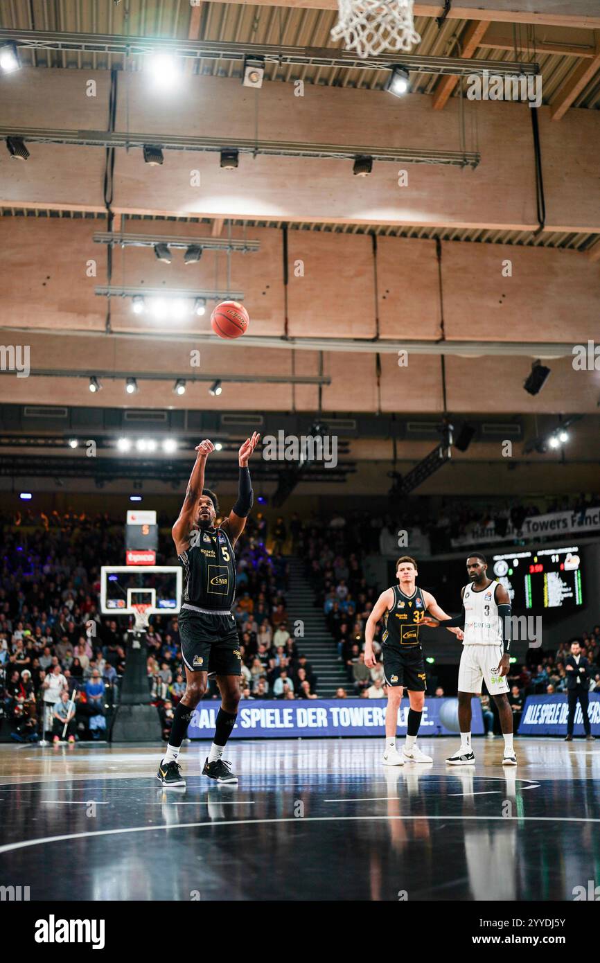 Hamburg, Deutschland. 21st Dec, 2024. Justin Simon (MHP Riesen Ludwigsburg, #05) beim Freiwurf ...