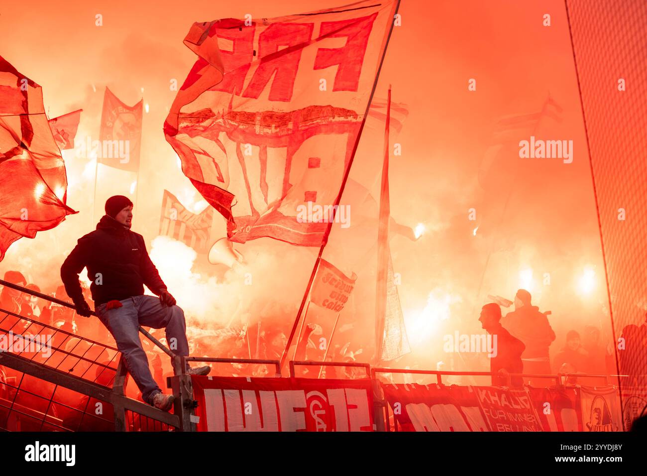 Leverkusen, Deutschland. 21st Dec, 2024. Pyro, Pyrotechnik, Rauchtöpfe ...