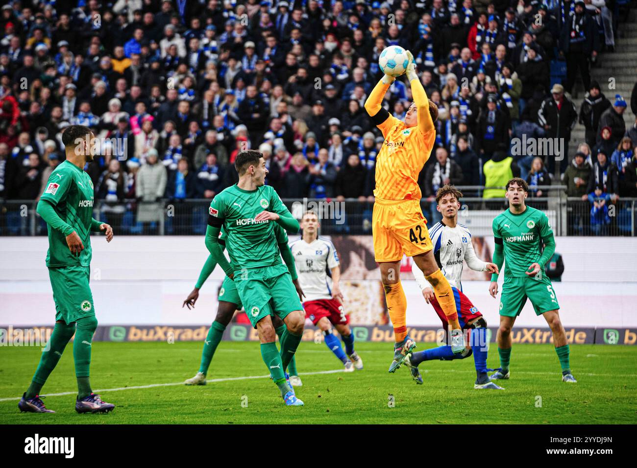 Hamburg, Deutschland. 21st Dec, 2024. Moritz Schulze (SpVgg Greuther ...