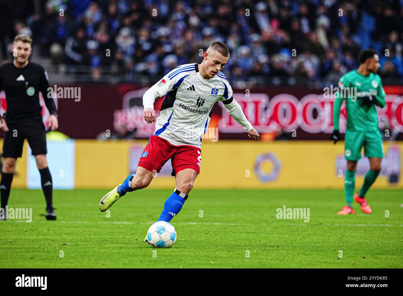 Hamburg, Deutschland. 21st Dec, 2024. Miro Muheim (Hamburger SV, #28 ...
