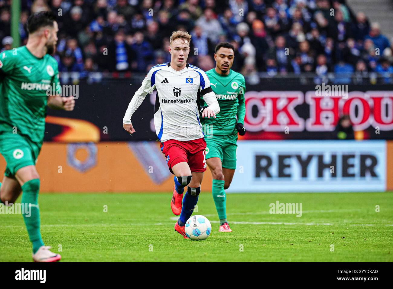 Hamburg, Deutschland. 21st Dec, 2024. Adam Karabec (Hamburger SV, #17 ...