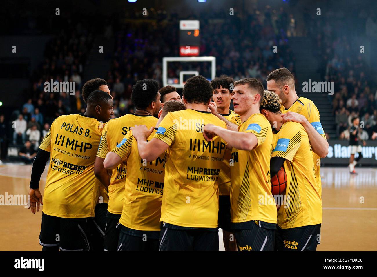 Hamburg, Deutschland. 21st Dec, 2024. die Riesen beim Huddle, GER, Veolia Towers Hamburg vs MHP ...