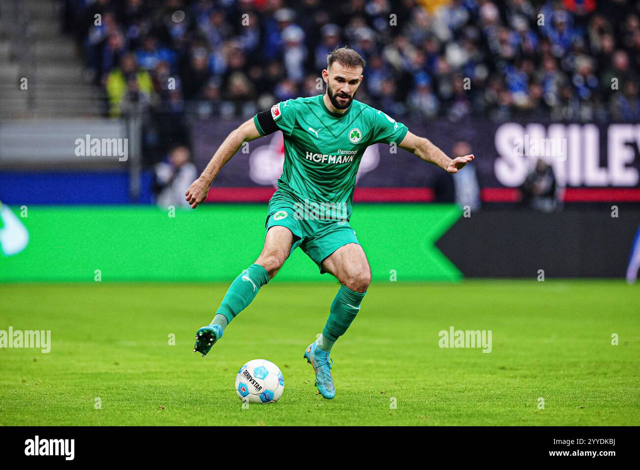 Hamburg, Deutschland. 21st Dec, 2024. Simon Asta (SpVgg Greuther Fuerth ...