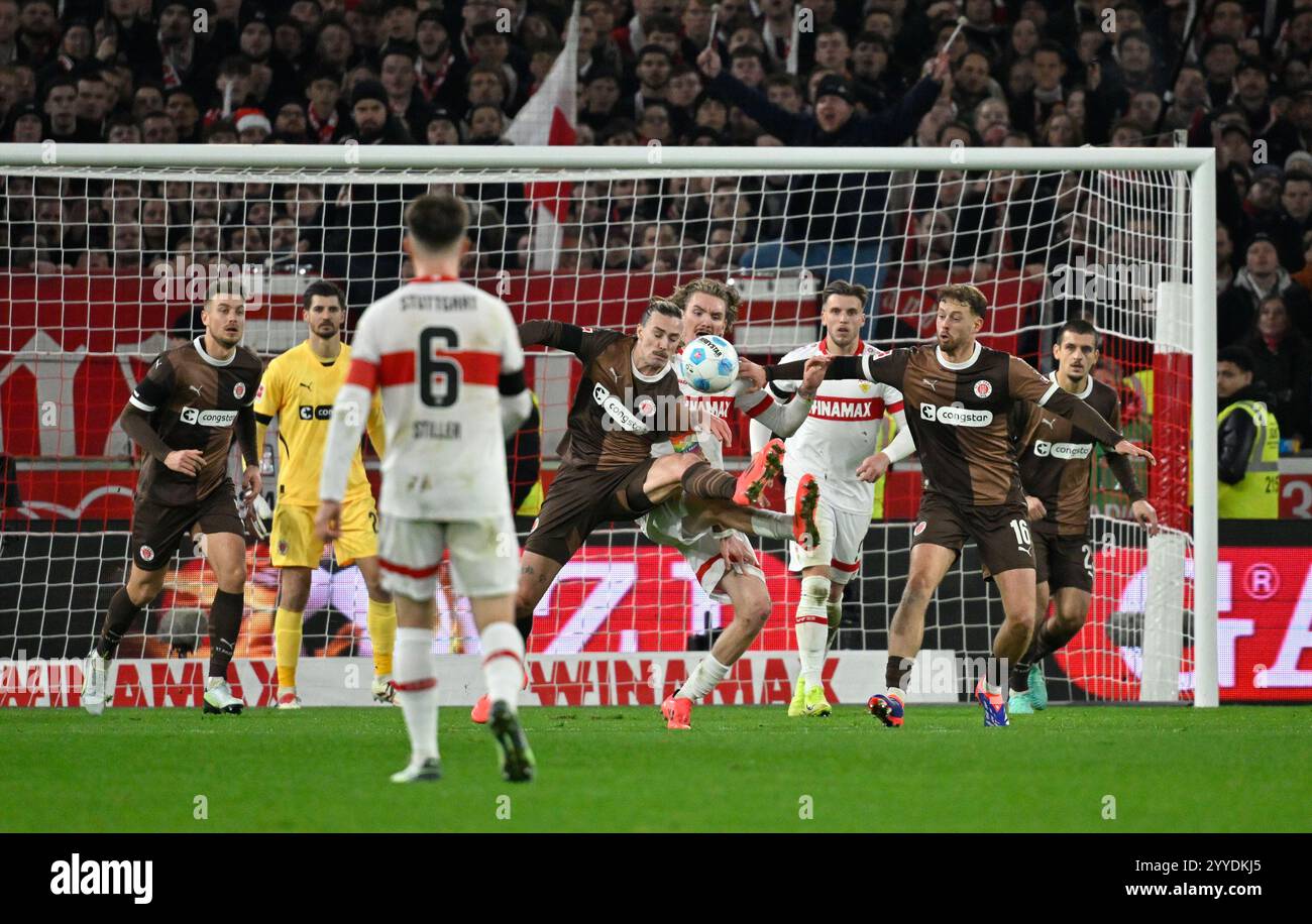 Strafraumszene, Torraumszene Zweikampf, Aktion Nick Woltemade VfB Stuttgart (11) gegen Jackson ...