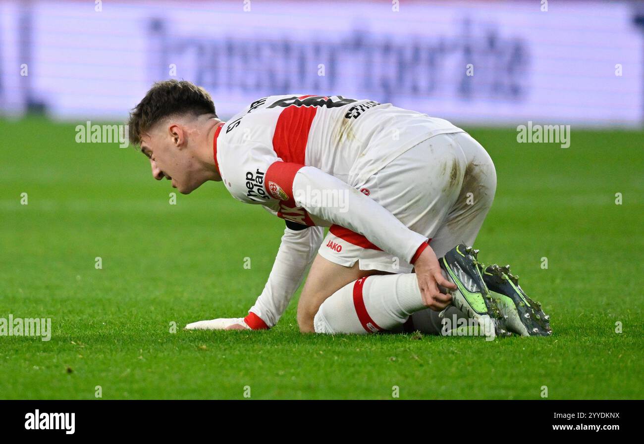 Angelo Stiller VfB Stuttgart (06) verletzt Verletzung VfB Stuttgart vs. FC St. Pauli, Fussball ...