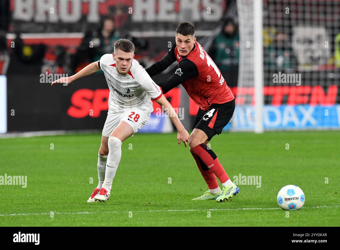 Patrik Schick ( Bayer 04 Leverkusen ) im Zweikampf mit Matthias Ginter ( SC Freiburg ). GER ...