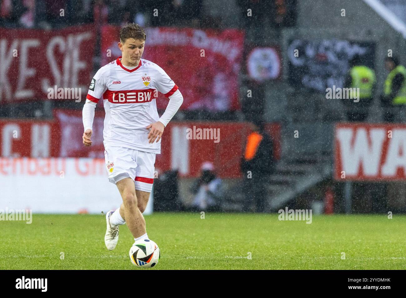 Essen, Deutschland. 21st Dec, 2024. Tom Barth (VfB Stuttgart II, 32) 3. Liga: Rot-Weiss Essen ...