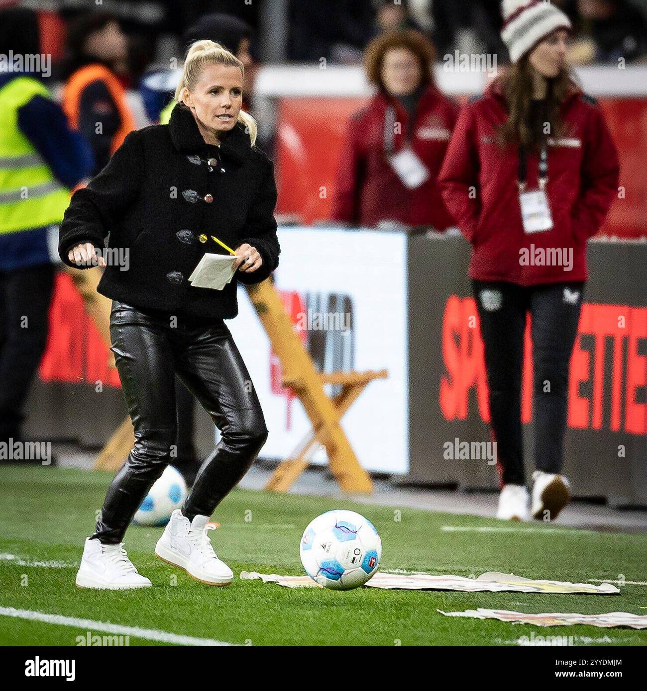 Sky- Expertin Julia Simic kickt mit Kollege Lothar Matth?us in der ...