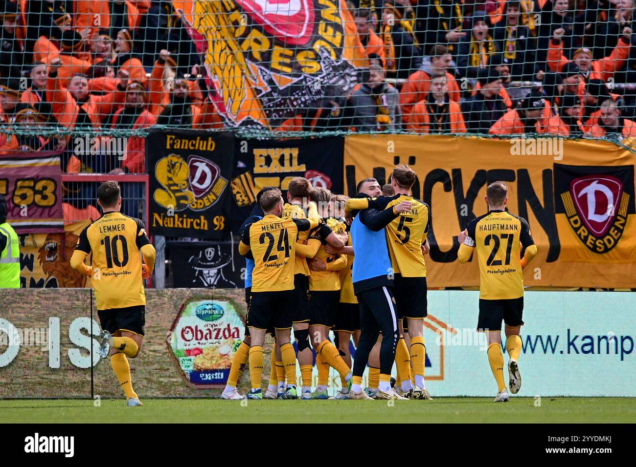 Unterhaching, Deutschland. 21st Dec, 2024. Dresdner Spieler mit ...