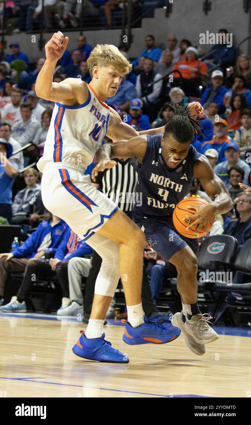 North Florida guard Jaylen Smith (4) drives past Florida forward Thomas ...